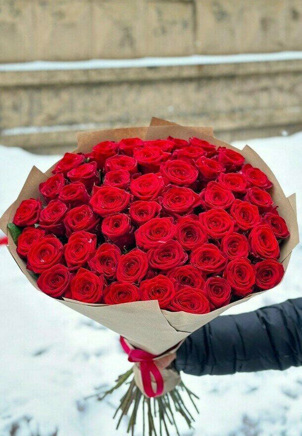 Монобукет Well Flowers "Зимняя роза", 51 шт, круглый, в крафте, букет свежих цветов