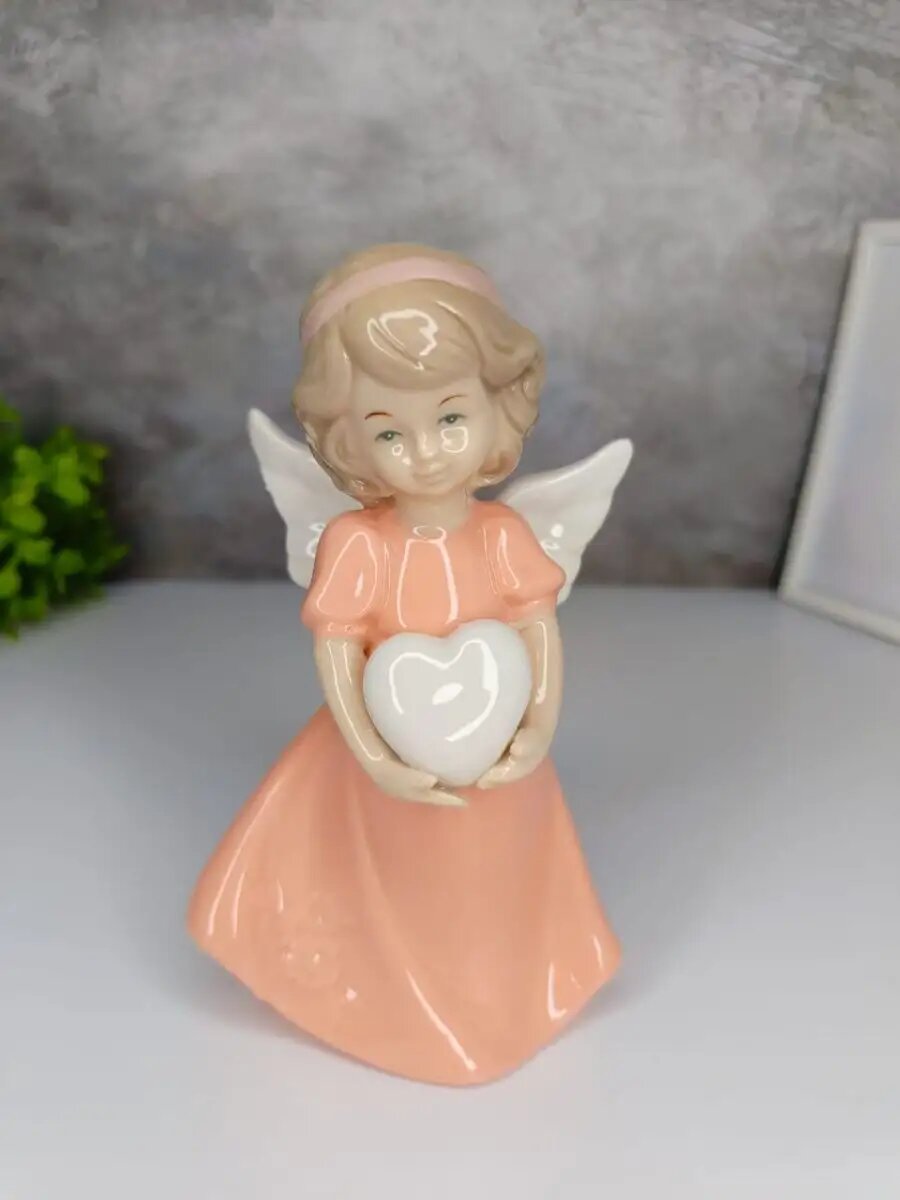 Фигурка коллекционная фарфоровая Девочка ангел с сердцем, 14 см