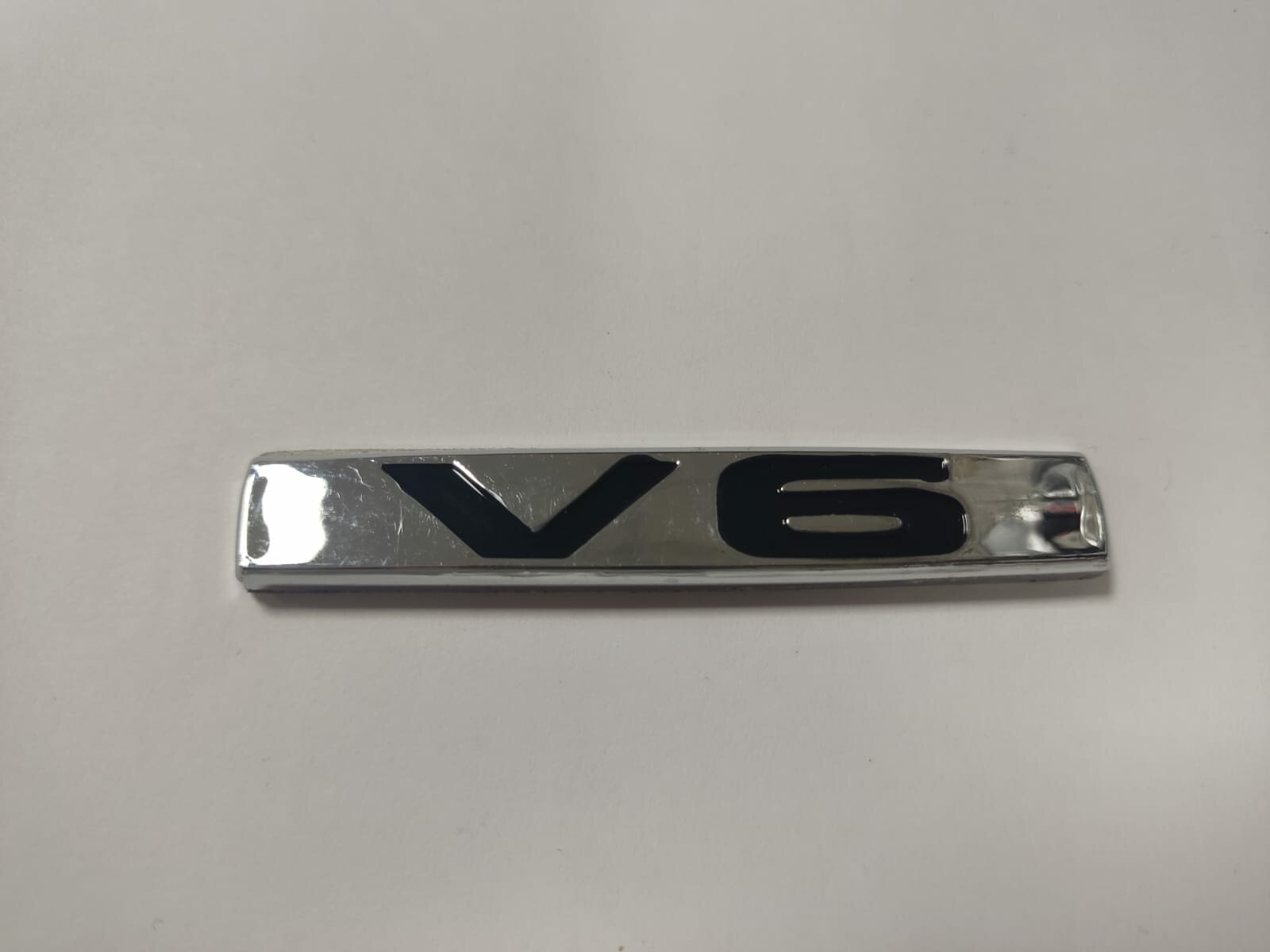Шильдик 7,3см V6 на скотче