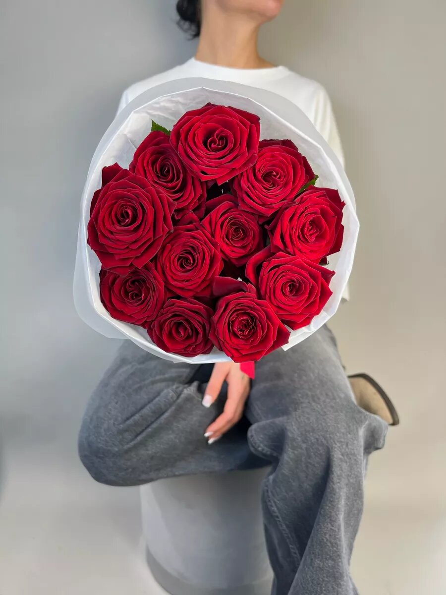 Моно букет красных роз 11шт в дизайнерской упаковке, 50см высота