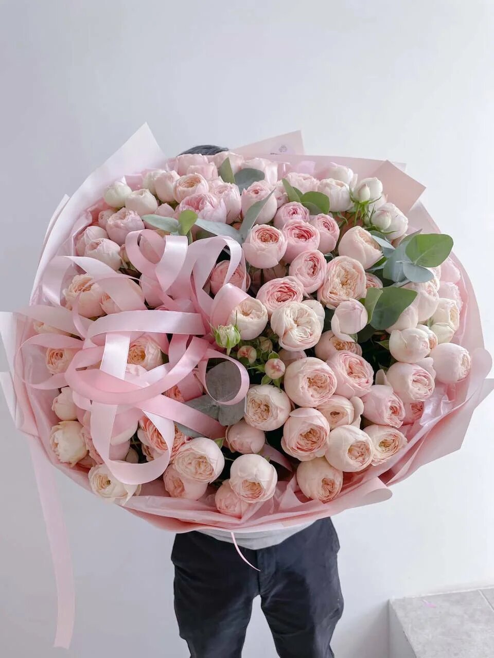 Букет из пионовидной кустовой розы Майнсфилд Парк и ароматного эвкалипта от FlowersGo