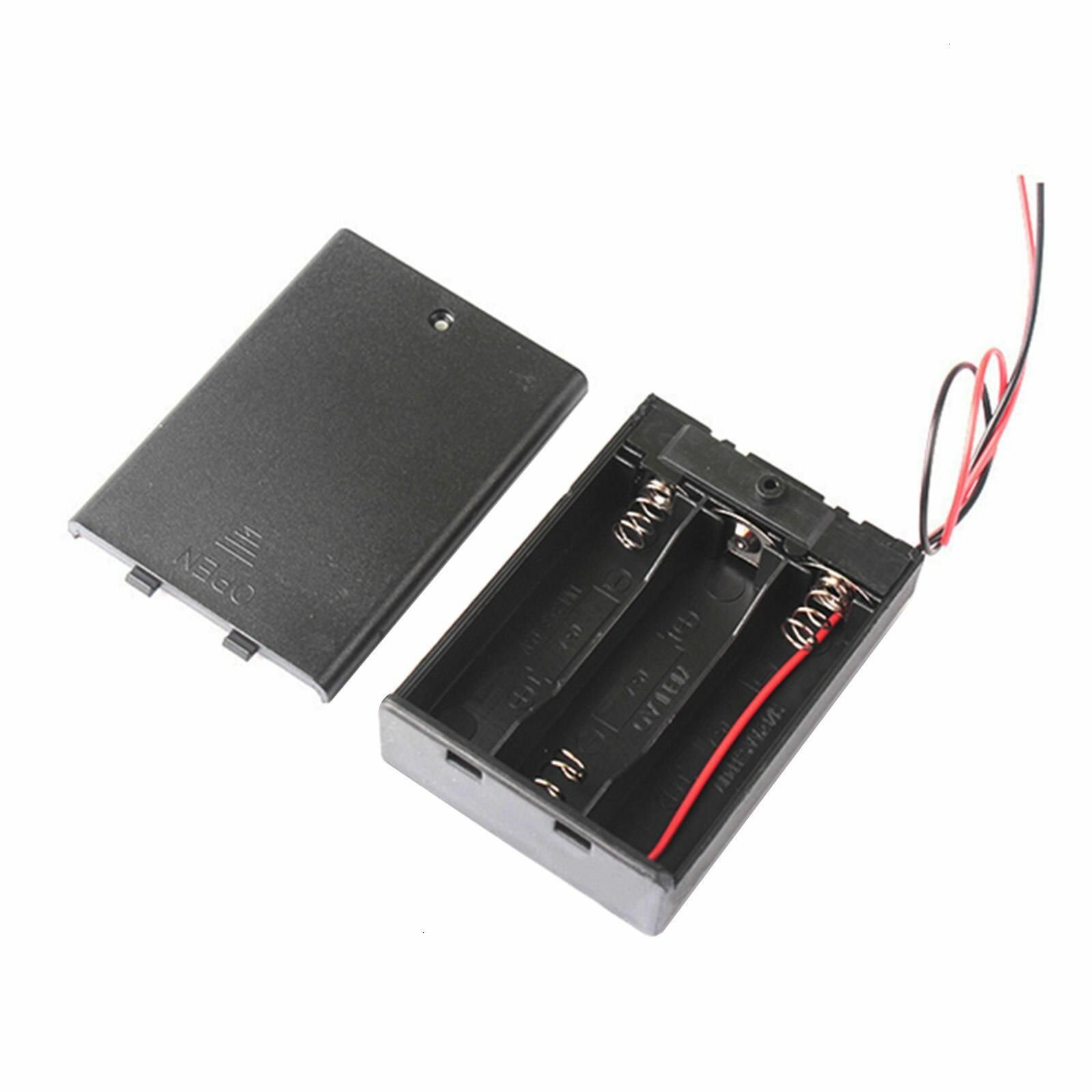 Ящик для хранения батареек типа АА с крышкой и переключателем из 3 секций