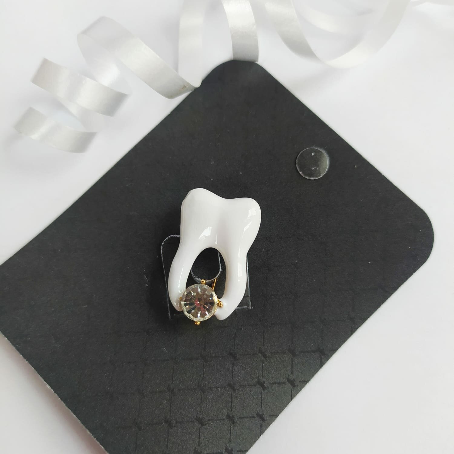 Брошь, эмаль, стразы