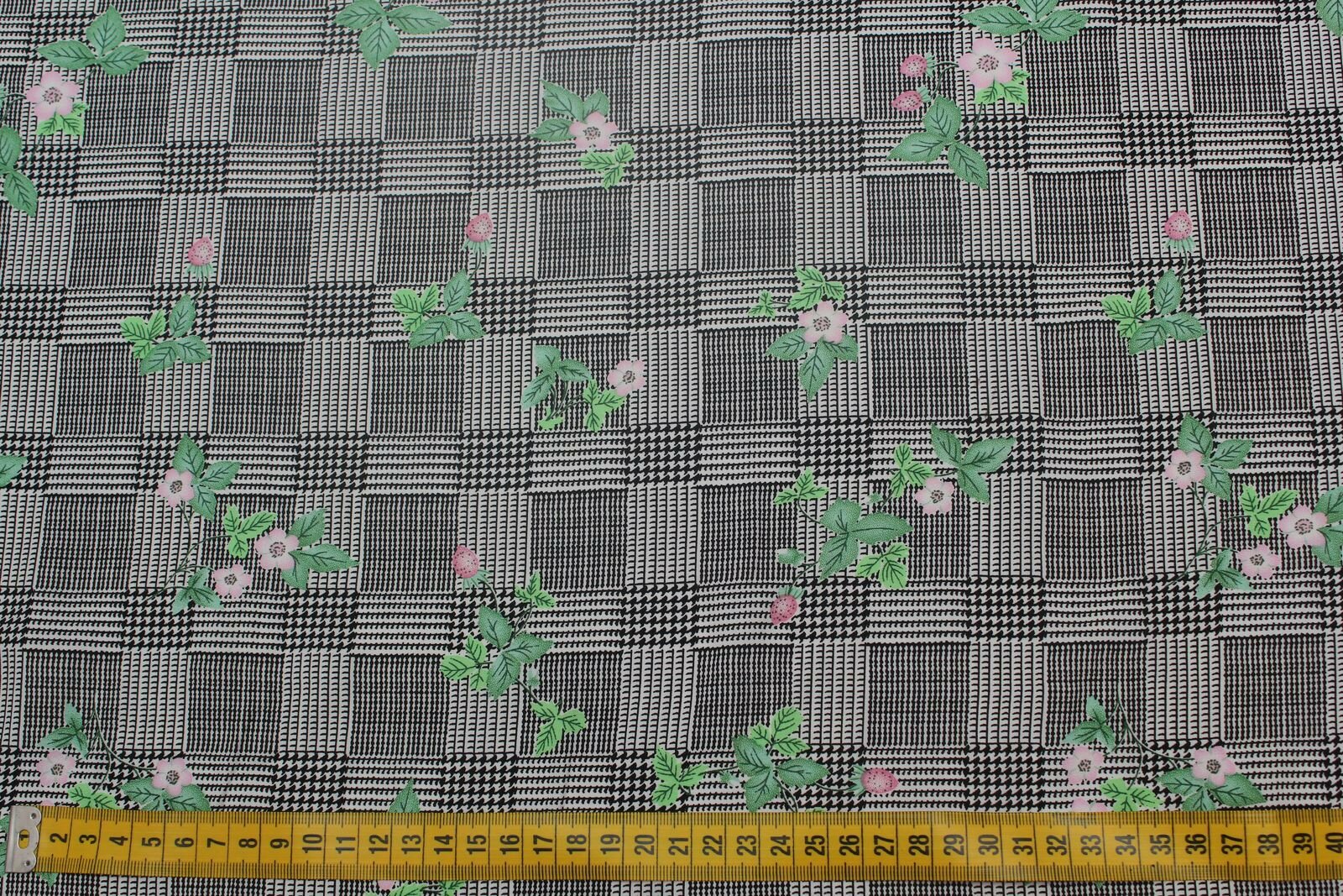 Ткань Вискоза плательная с принтом земляника на чёрно-белой ломаной клетке, 170 г/пм, ш145см, 0,5 м