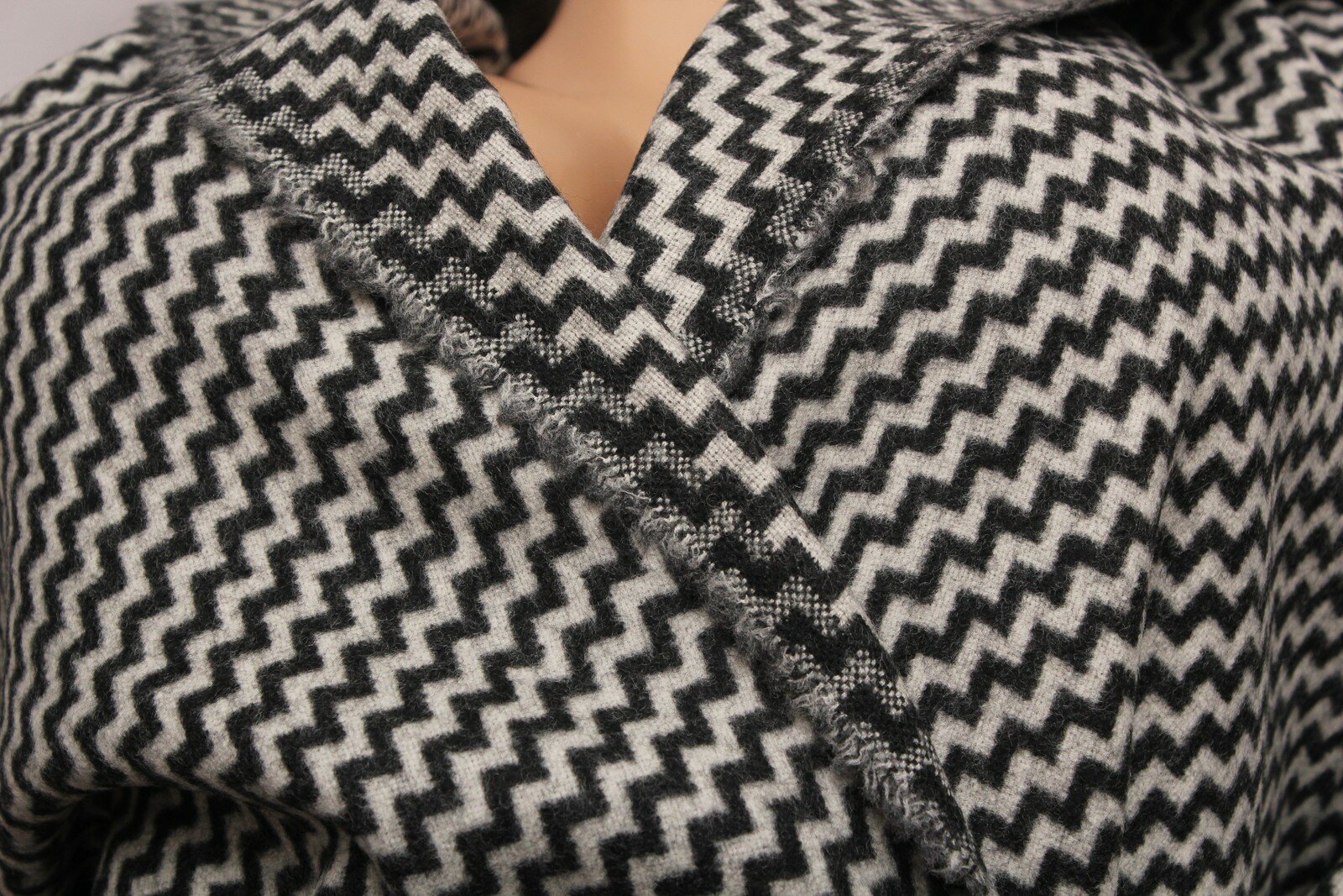 Ткань пальтовая жаккард в серых тонах с рисунком зигзаг, ш146см, 0,5 м