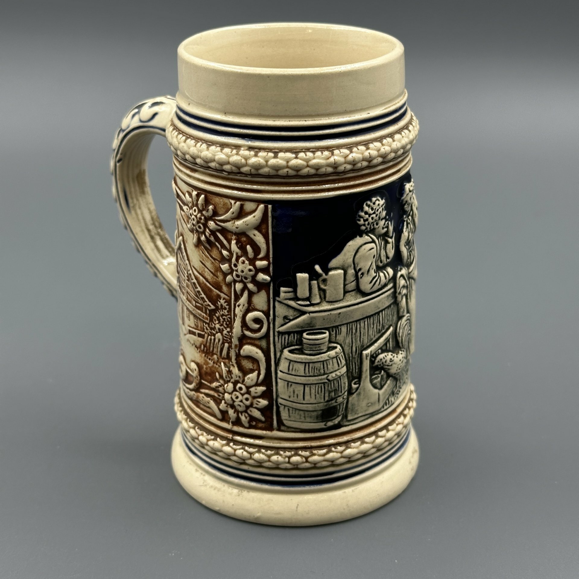 Кружка пивная с шуточной сценкой "В загородном трактире", керамика, рельеф