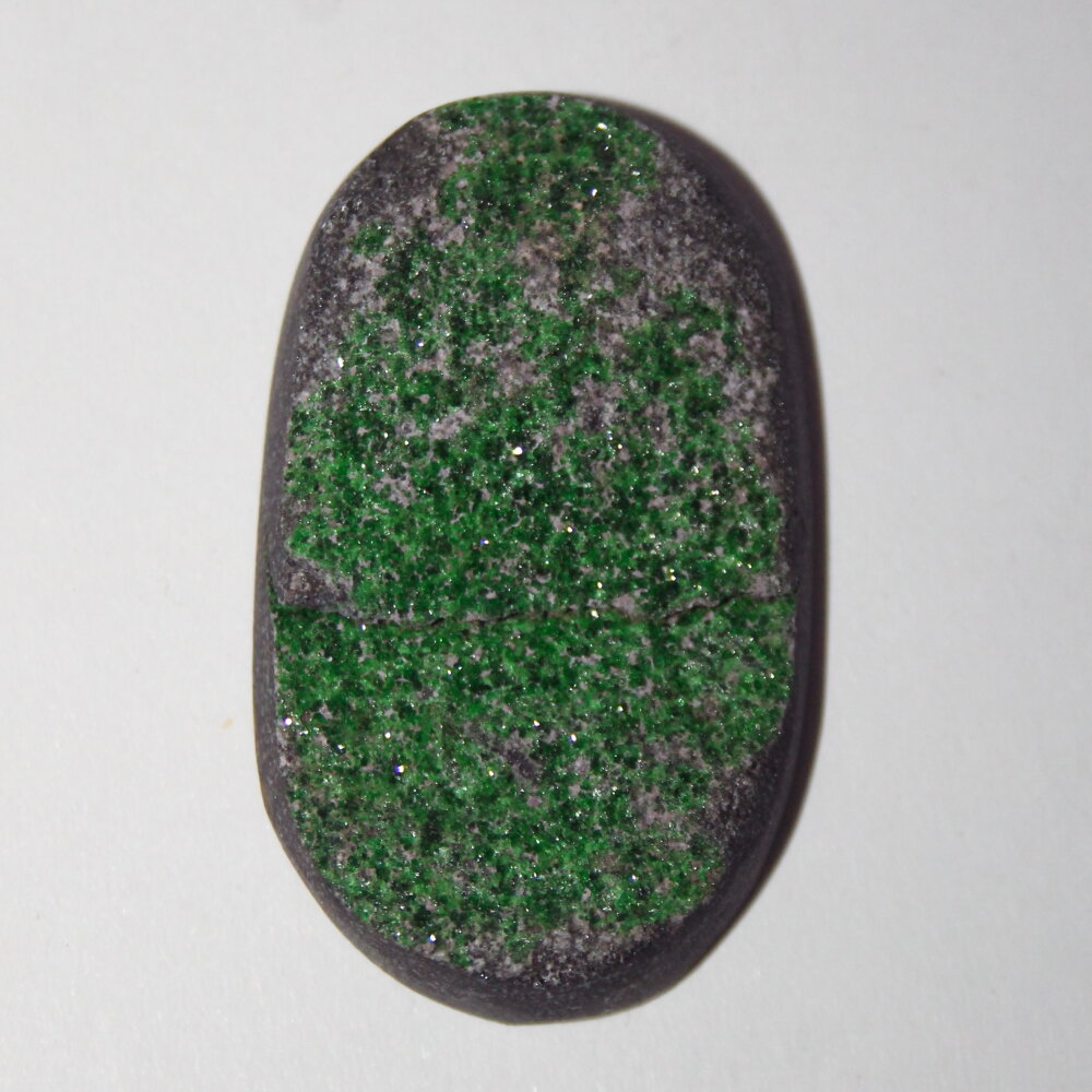 Коллекционный кабошон уваровит, 38х22х4 мм, Урал (Сараны), «True Stones»