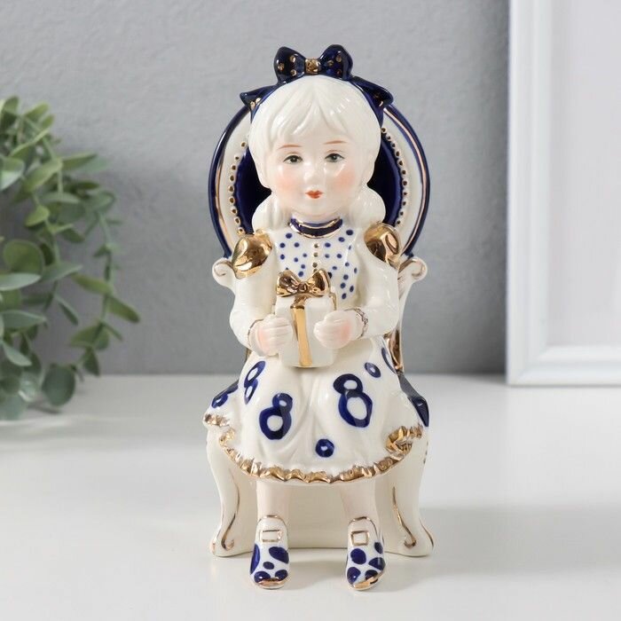 Сувенирная фигурка КНР керамика "Девочка сидит в кресле с подарком в руках", кобальт, 7,5х10х17 см