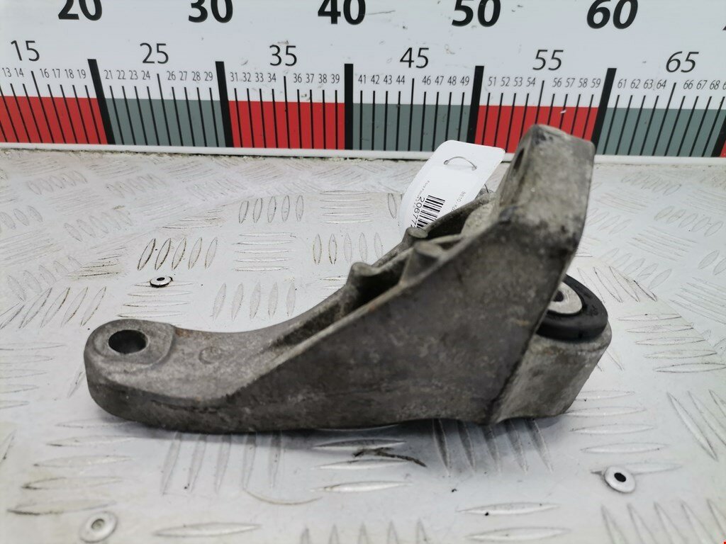 Кронштейн (крепление лапа) двигателя Ford Focus 2 1367040 арт. 2067727