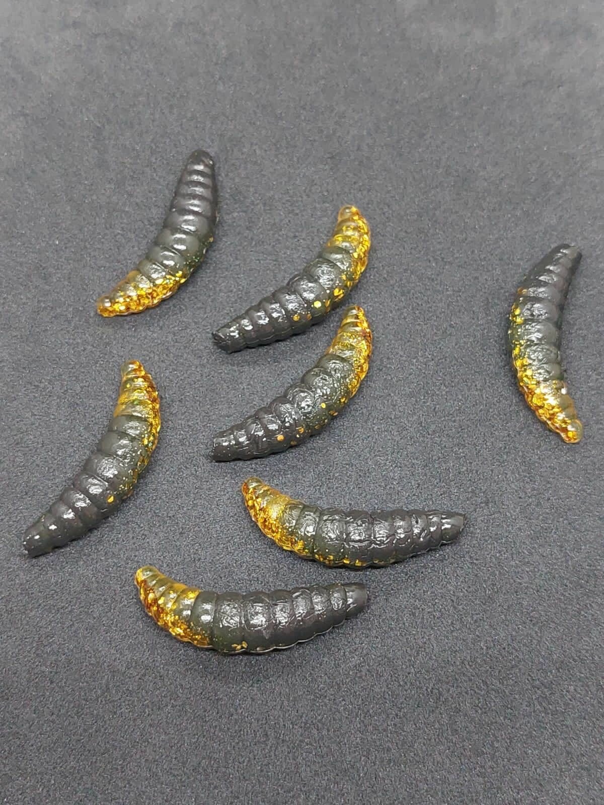 Форелевая силиконовая приманка Maggot 1.6. 38 мм. Черный золотой