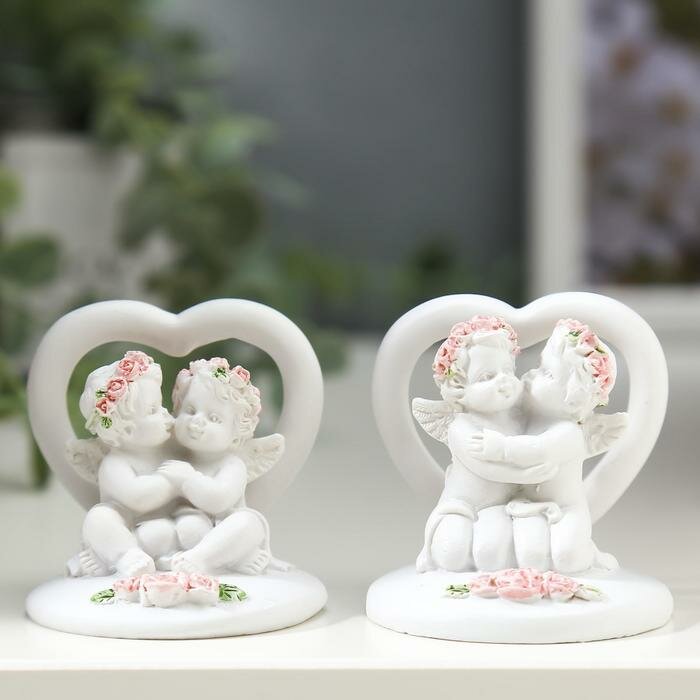 Фигурка полистоун «2 ангелочка у сердца в венке из роз», 5×5×5 см, микс