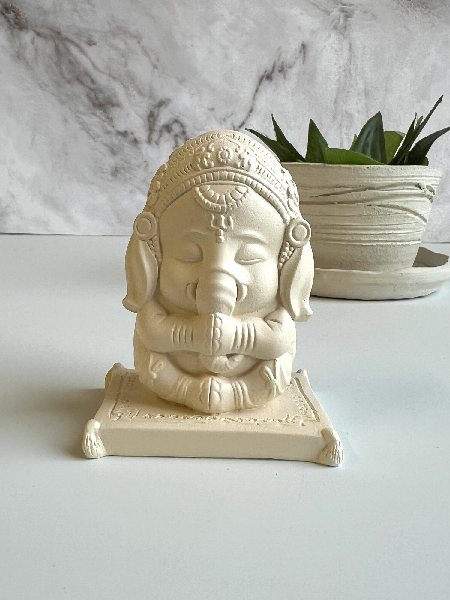 Статуэтка Ганеша на ковре слоновая кость. Гипс. Высота 7 см.