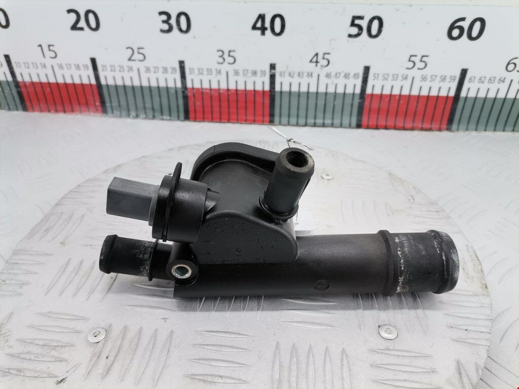 Фланец (штуцер системы охлаждения тройник) Volkswagen Passat 6 038121132D арт. 1692011