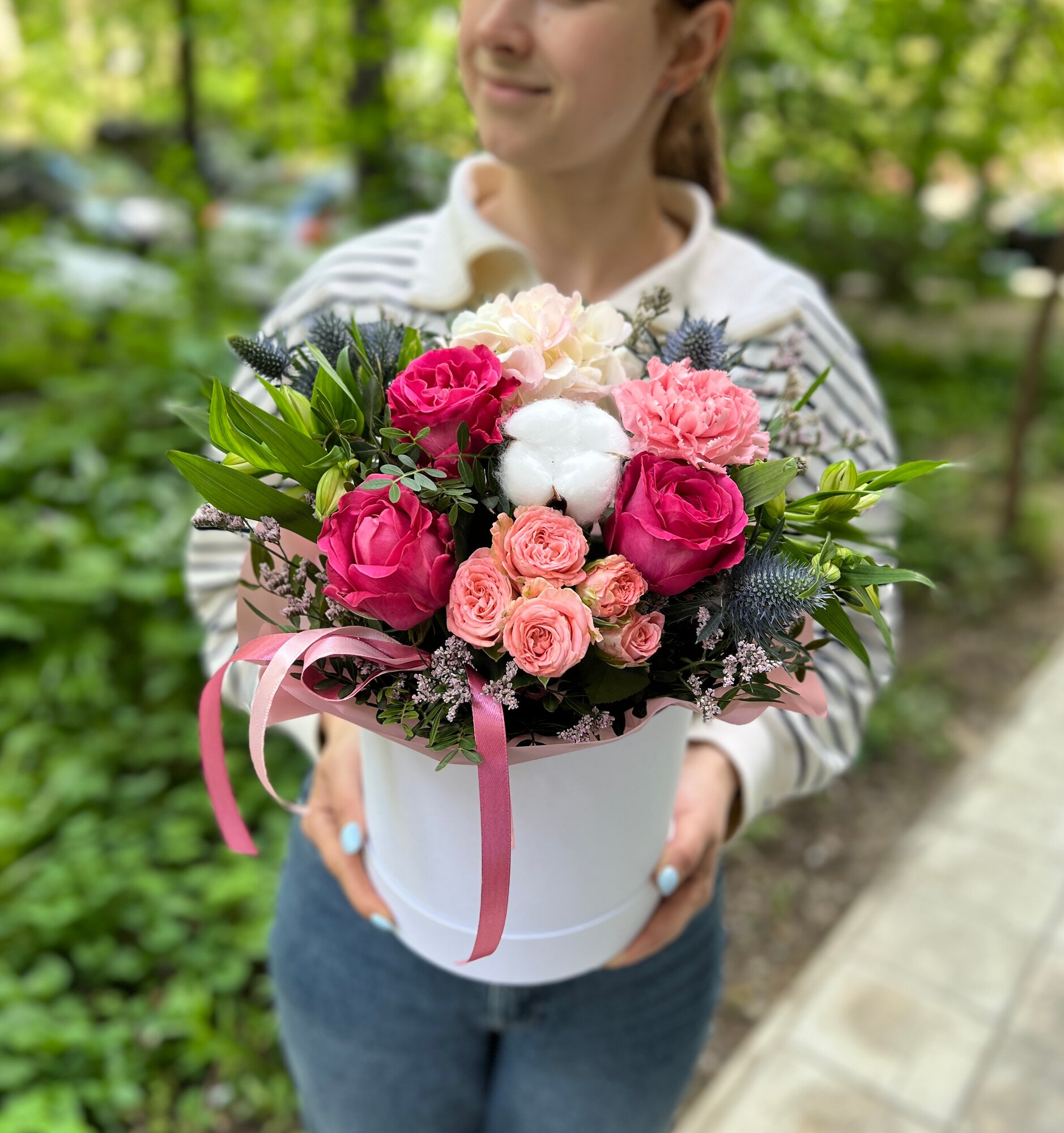 Цветочки в коробке, живые розо, альстромерия и гортензия в колбе.