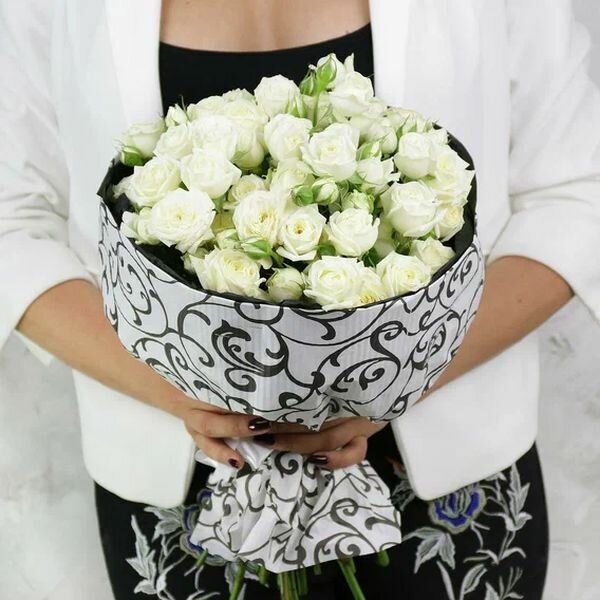 Монобукет "Белые розы", 19 шт, 50 см, оберточный, на стеблях