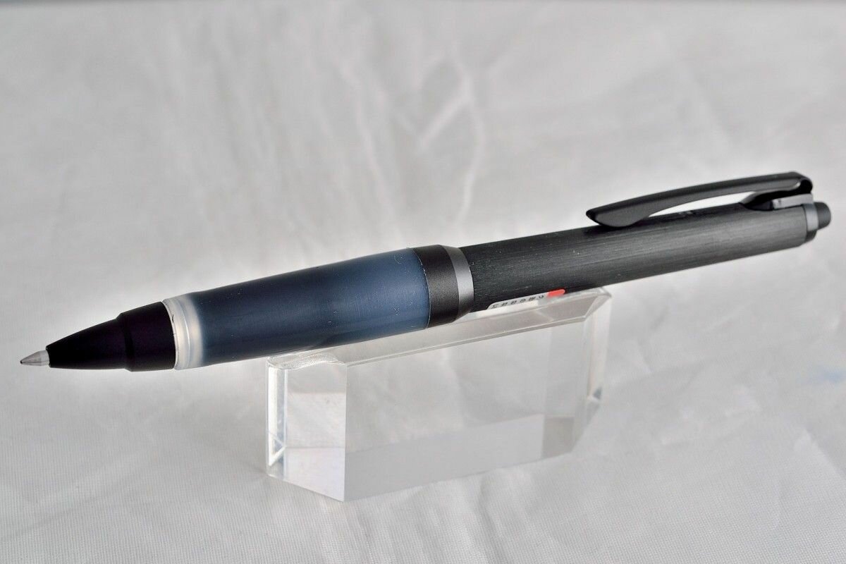 Шариковая ручка С мягкой силиконовой секцией под пальцы "JETSTREAM SXN-1000 BLACK".