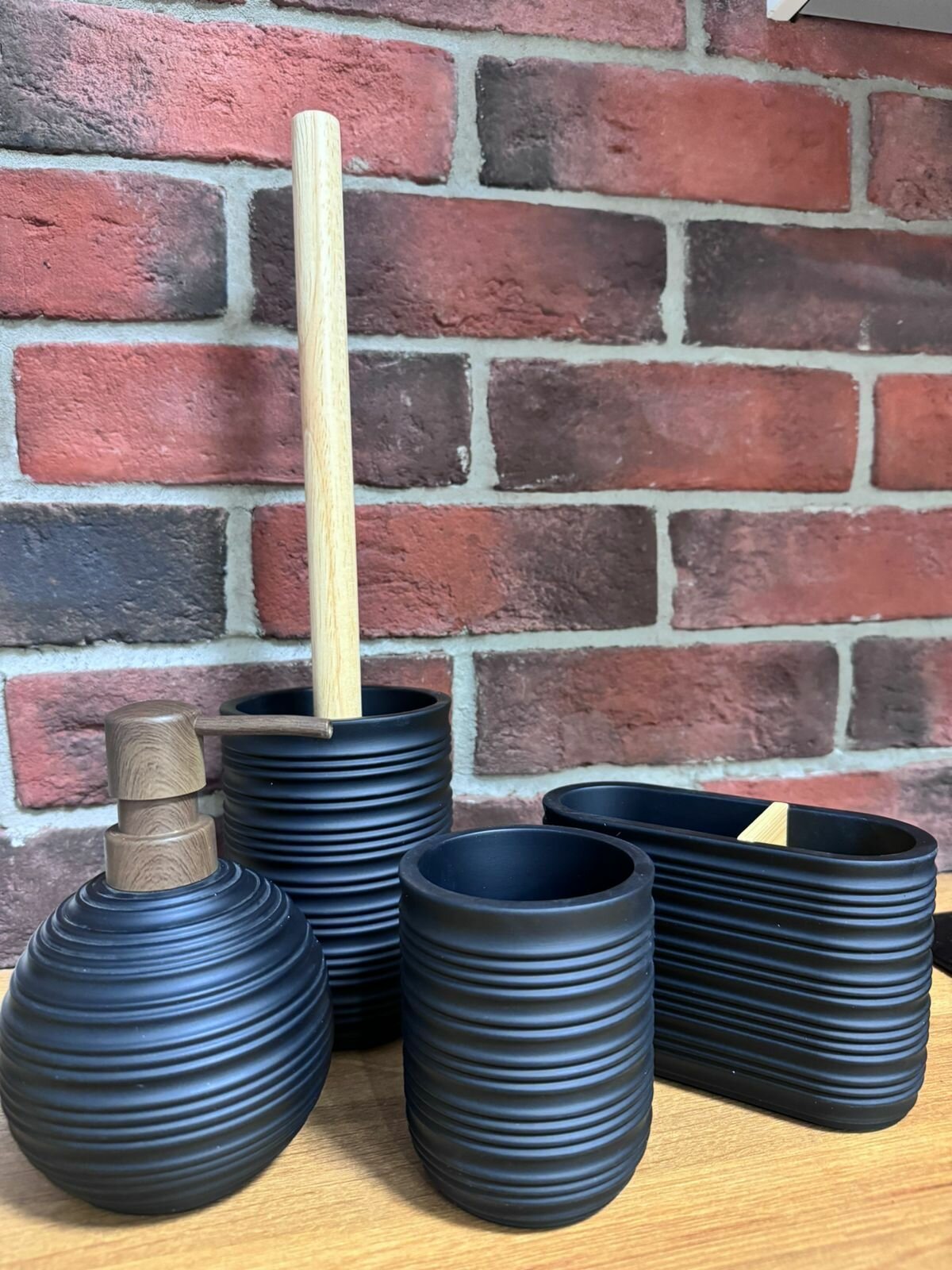 Набор аксессуаров для ванной комнаты, 4 предмета, черный с ершиком