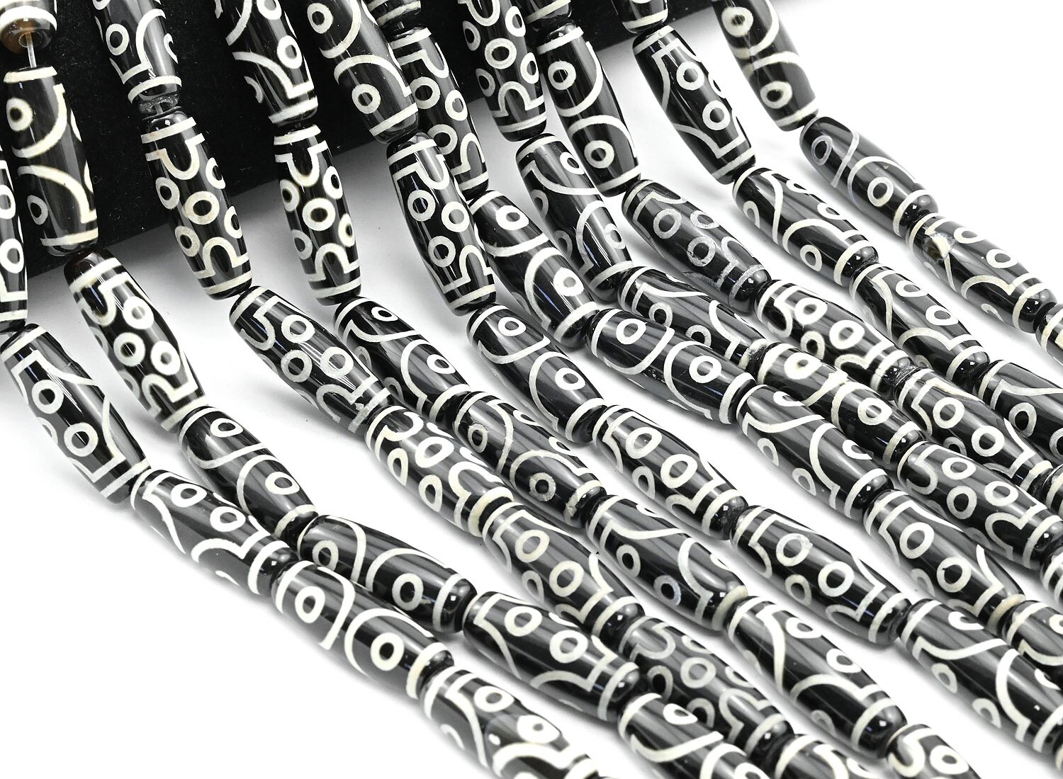 Бусины Дзи "Семь глаз" из агата бочонок 10*30мм цв. черный, 29см, 10 бусин .