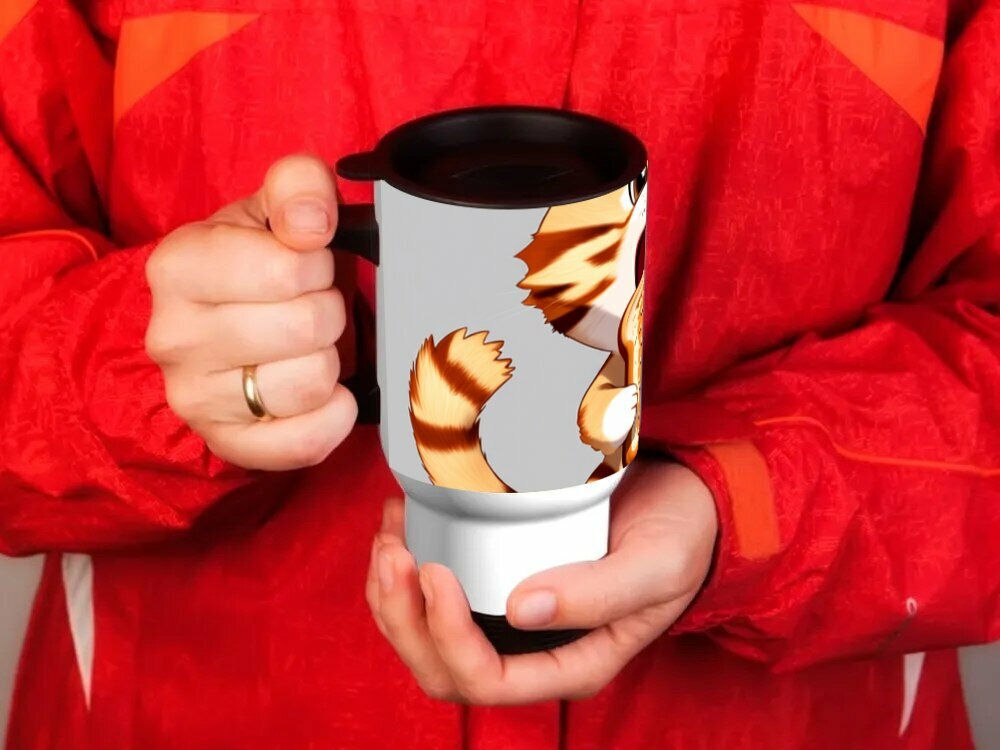 Тремокружка для авто с принтом "Кот с рыжими полосками, с открытым ртом и показанными зубами, держит в лапах кусок хлеба с кунжутом. Фон однотонный, светлый, создающий." 0.5 л.