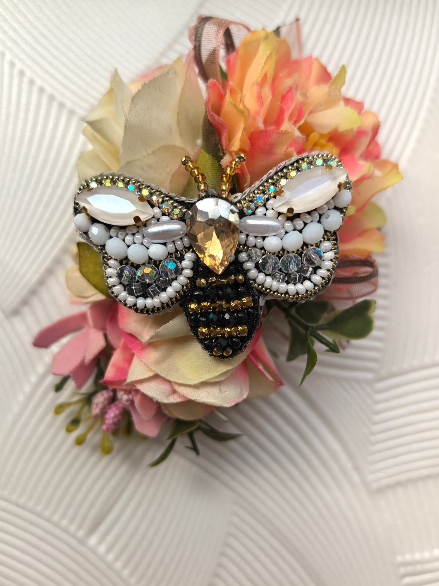 Брошь, горный хрусталь, стразы, бисер, жемчуг имитация