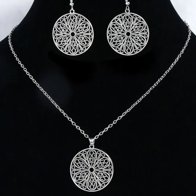 Комплект бижутерии: серьги, подвеска, цепь