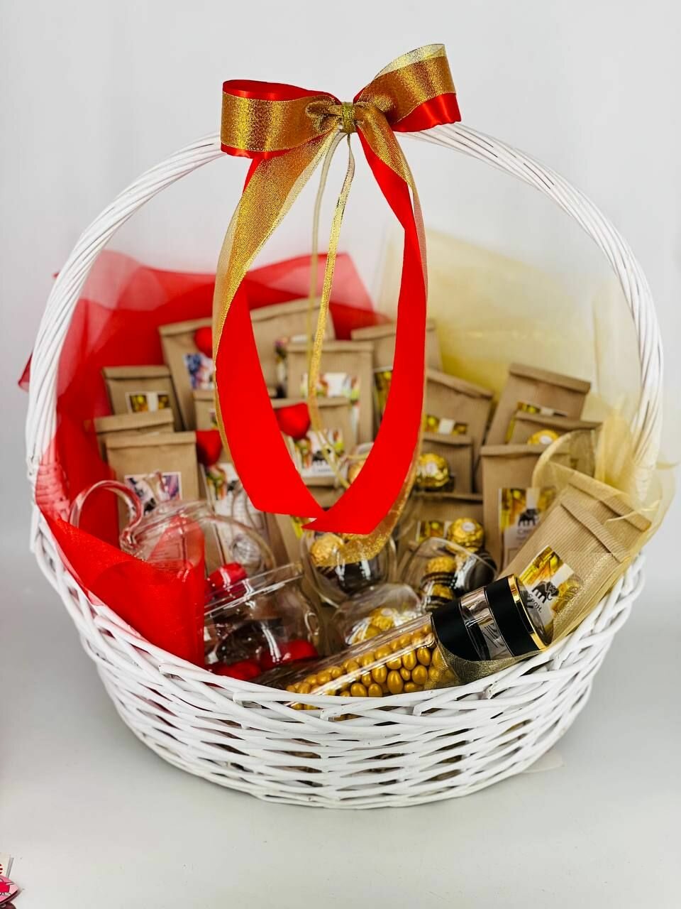 Набор элитного чая и кофе в корзине с чайником, чашками и термосом-заварником, подарок к 14 февраля и 8 марта