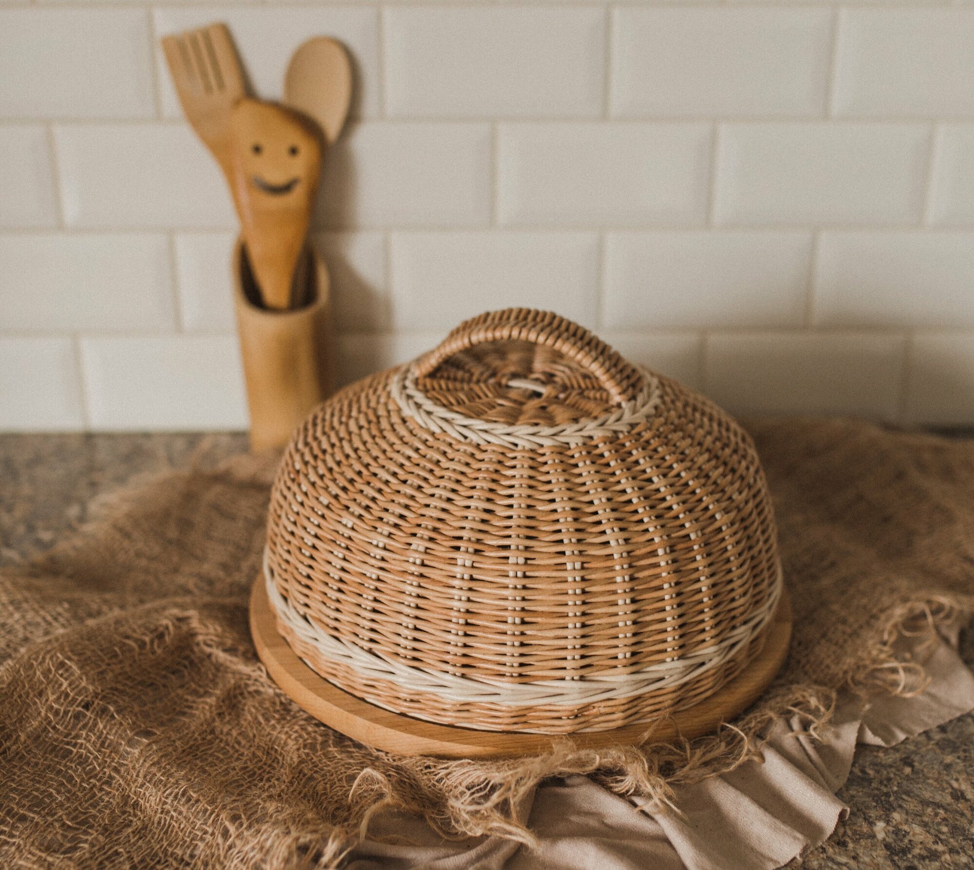 Хлебница плетёная круглая с крышкой. Диаметр 30 см.