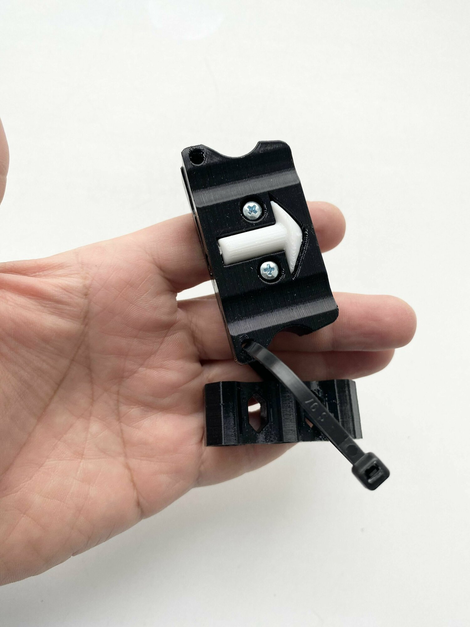 Фиксатор проводов эхолота Garmin Striker 9SV