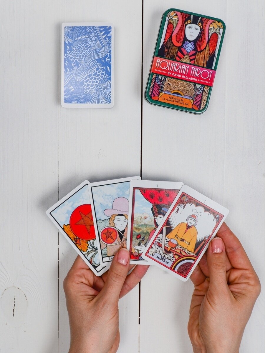 Гадальные Карты таро водолея/ Aquarian Tarot in a Tin Англоязычные / жестяная коробочка