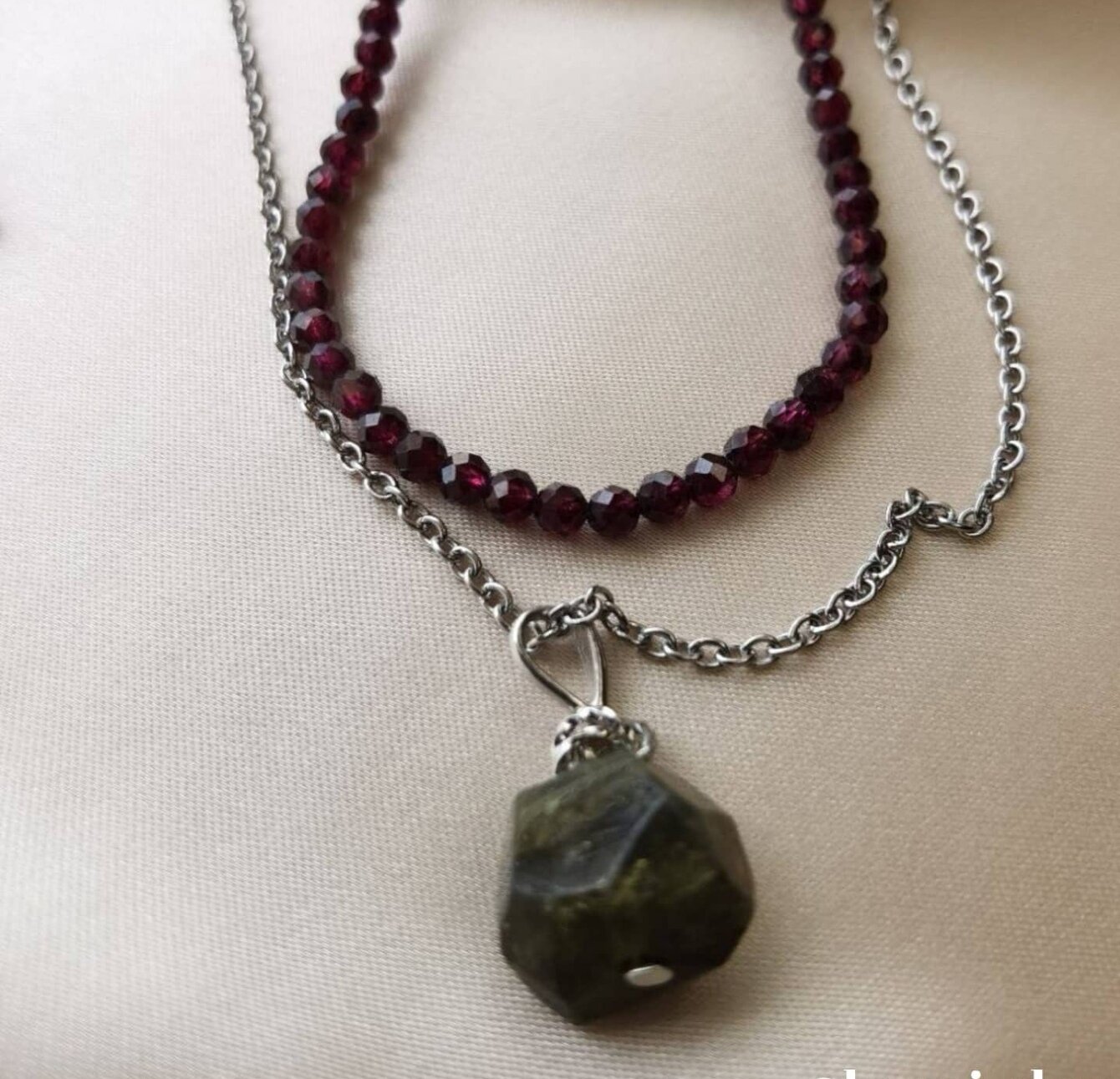 Комплект бижутерии: цепь, чокер, подвеска, гранат, гроссуляр