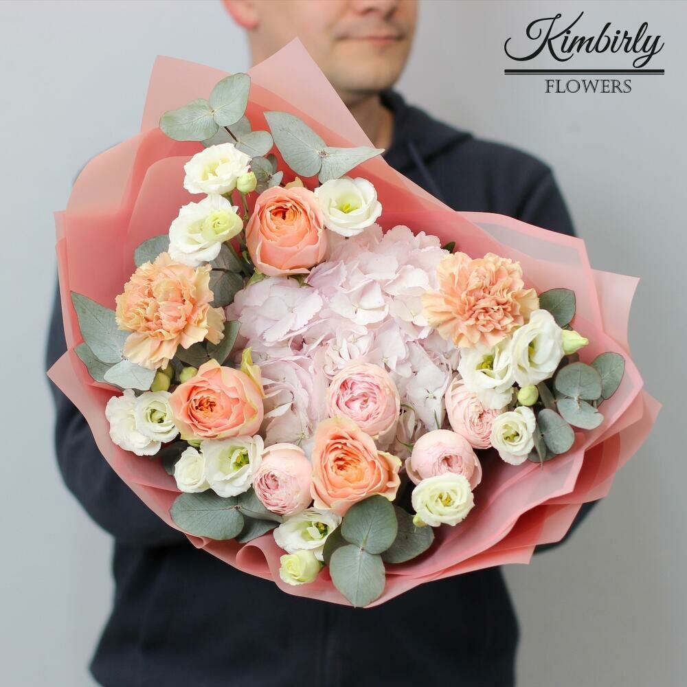 Букет живых цветов из кустовых и одноголовых роз, эустомы, гортензии, гвоздик, эвкалипта, цвет розовый, белый, пионовидые розы Гравити арт 114