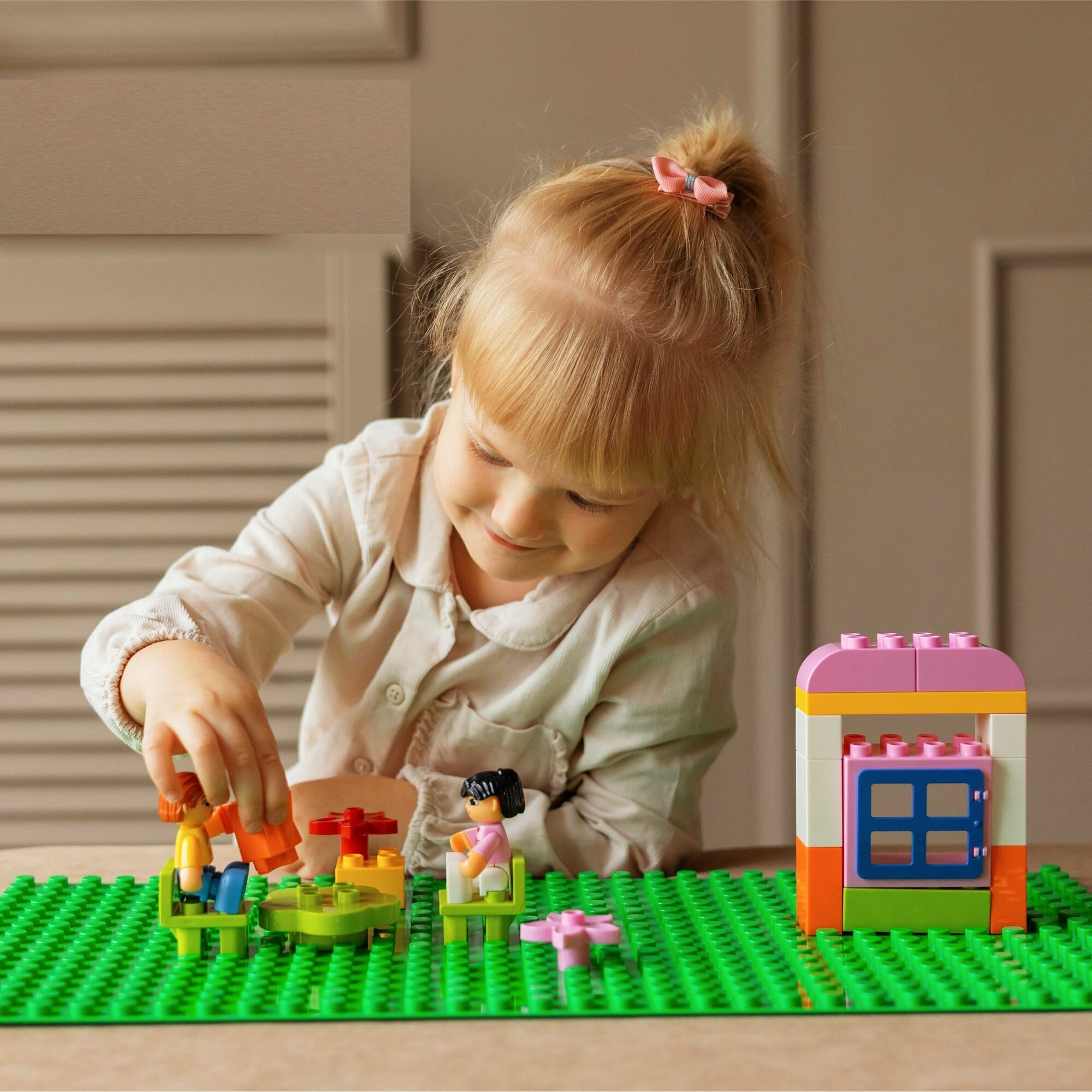 Конструктор Полесье Мини-домик с фигурками и мебелью (21 дет.) + поле для сборки конструктора (51х25,6 см)