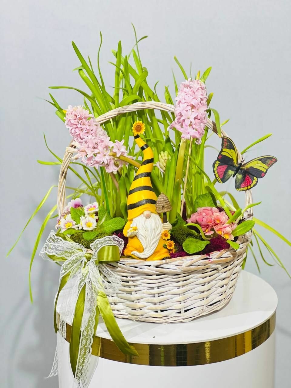 Весенние первоцветы в корзине / Гиацинт и примула, нарцисс / Букет