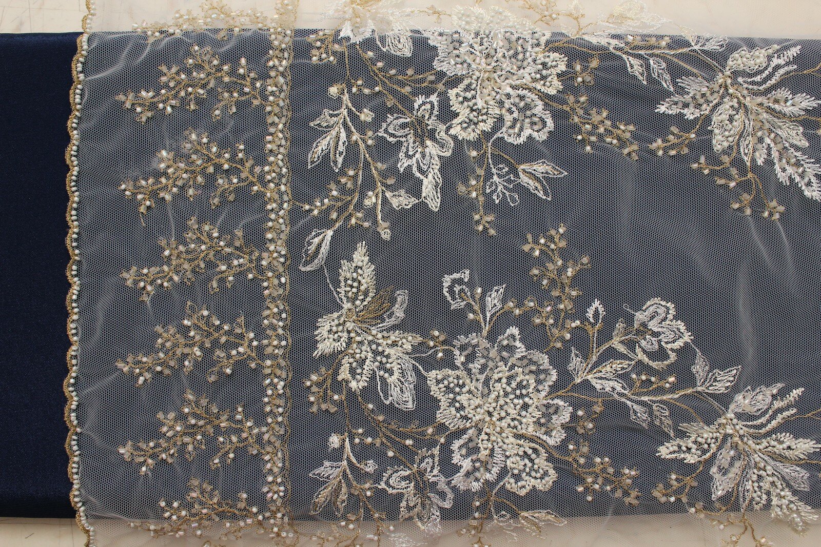 Ткань Вышивка с бисером на молочной сетке с каймой, ш128см, 0,5 м
