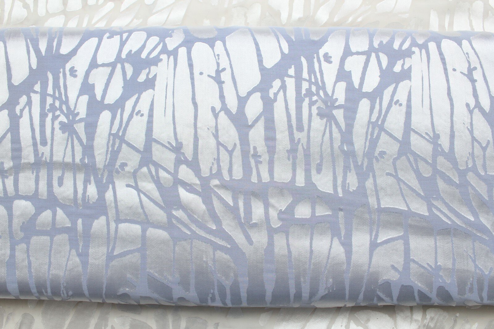 Ткань Атлас-деворе молочно-белый с узором мазков и силуэтом веточек, ш136см, 0,5 м