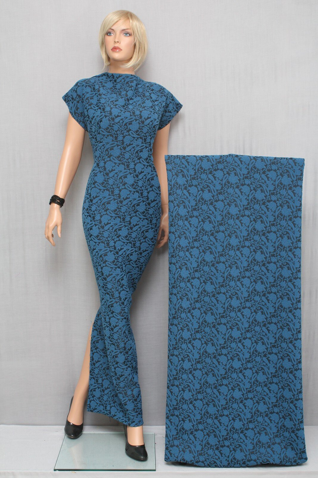 Ткань Жаккард-стрейч Cadena с синим буклированными цветочным узором на чёрном фоне, ш146см, 0,5 м