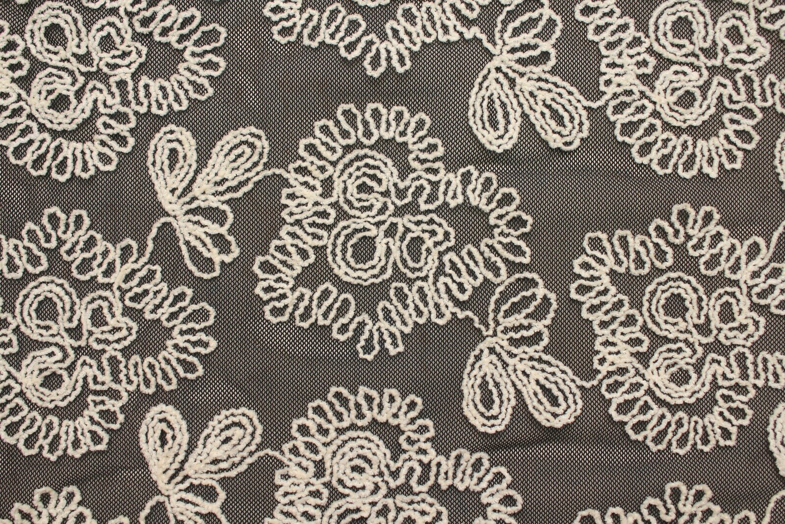 Ткань Вышивка Zibetti на чёрной сетке-стрейч кремовой нитью, ш152см, 0,5 м