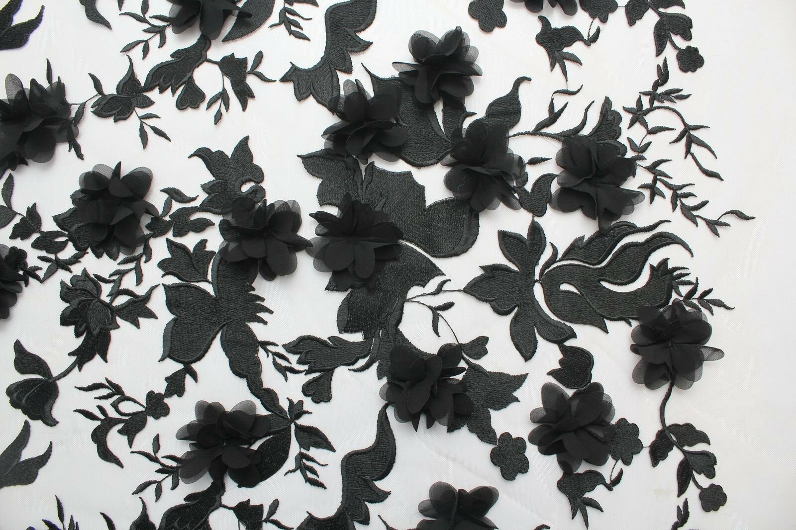 Ткань Вышивка Cadena чёрного цвета на телесной сетке с объемной цветочной аппликацией и узором густой каймы, ш128см, 0,5 м