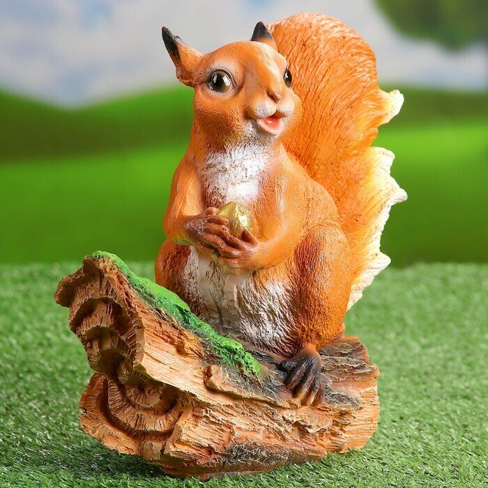 Садовая фигура 'Белочка с орешком на пне' 25х12х23см