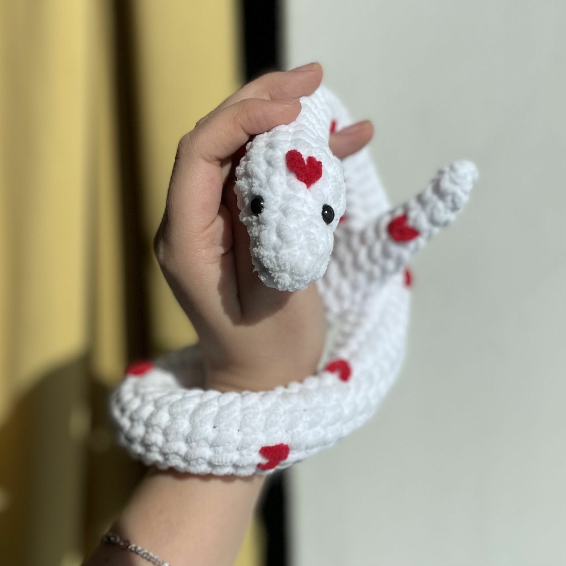 Вязаная мягкая игрушка "Змея" / змейка с сердечками / белый