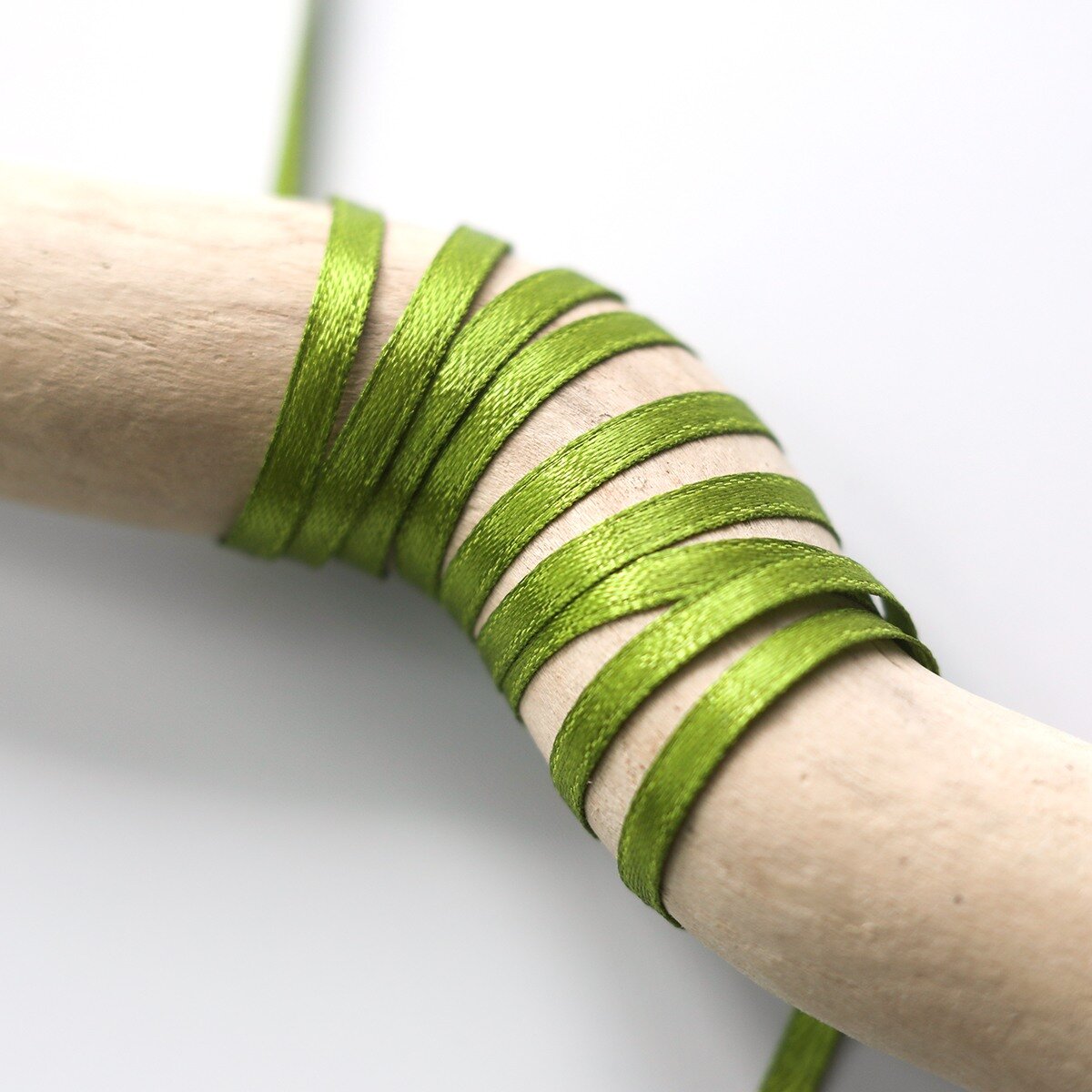Лента атласная 66 м для вышивки / рукоделия / декора, цвет желто-зеленый, ширина 3 мм