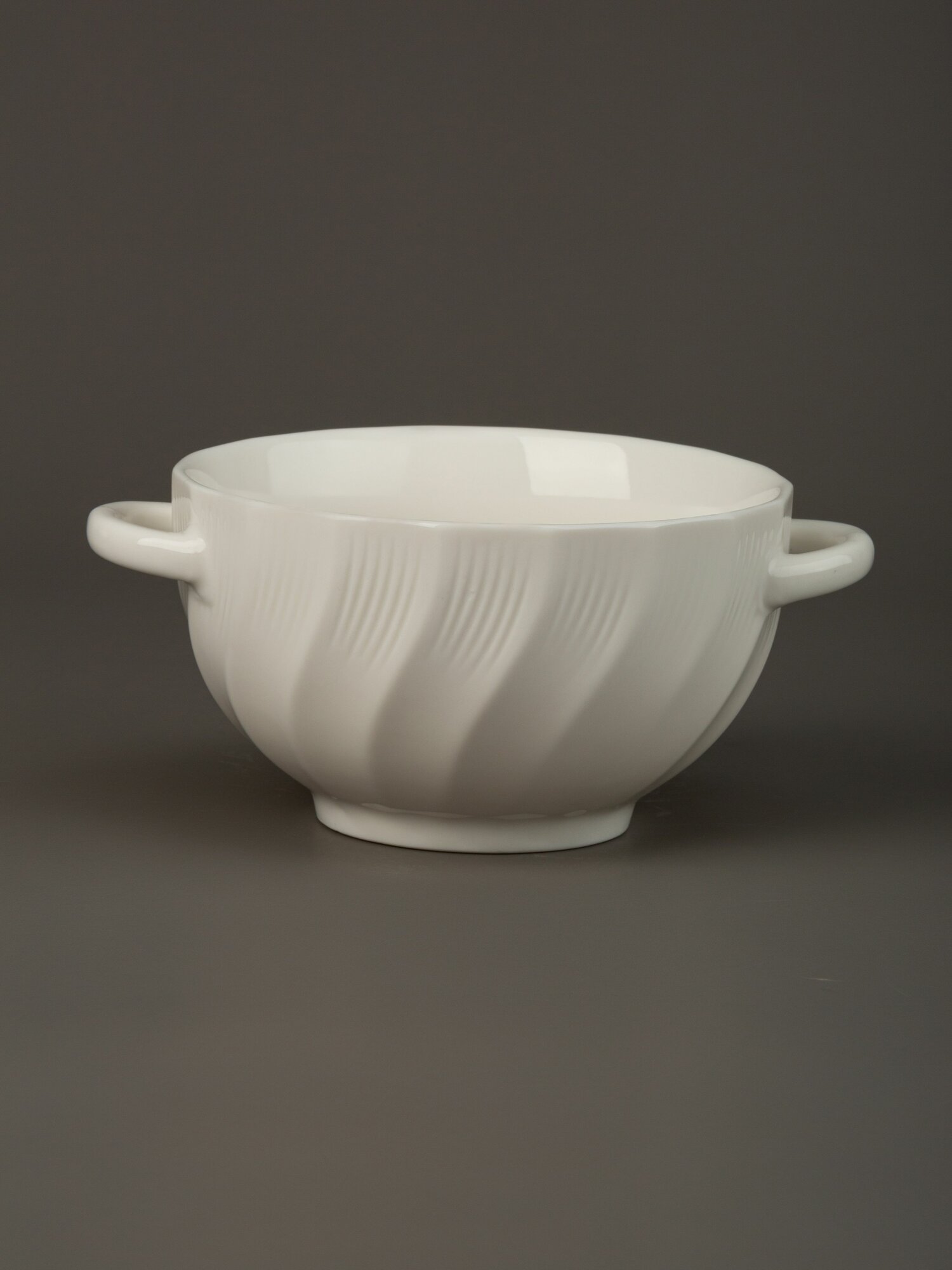 Бульонница 650мл фарфоровая