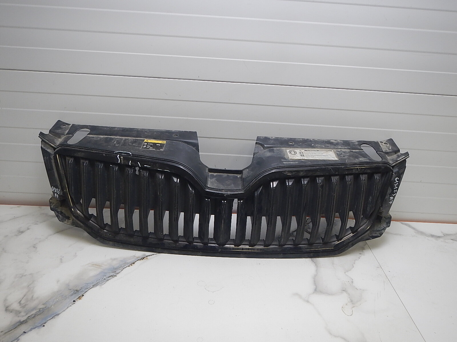 Б/У Решетка радиатора, Skoda (Шкода)-OCTAVIA A7 (13-) SKODA OCTAVIA A7 (13-) Задиры, отколот кусок, трещина. 613123 VAG ...