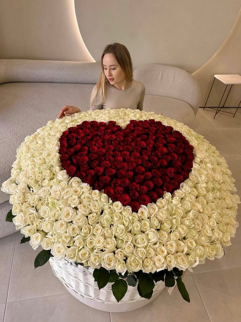 Букет невесты «Сердце из роз», 1001 цветок, 45 см х 20 см, цвет: белый/красный