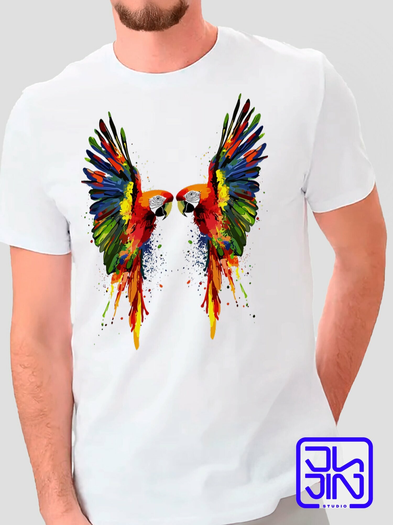 Футболка классическая мужская с авторским принтом Пестрый, радужный попугай с крыльями в ярком, красочном граффити стиле, белый хлопковый трикотаж с прикольным рисунком на груди