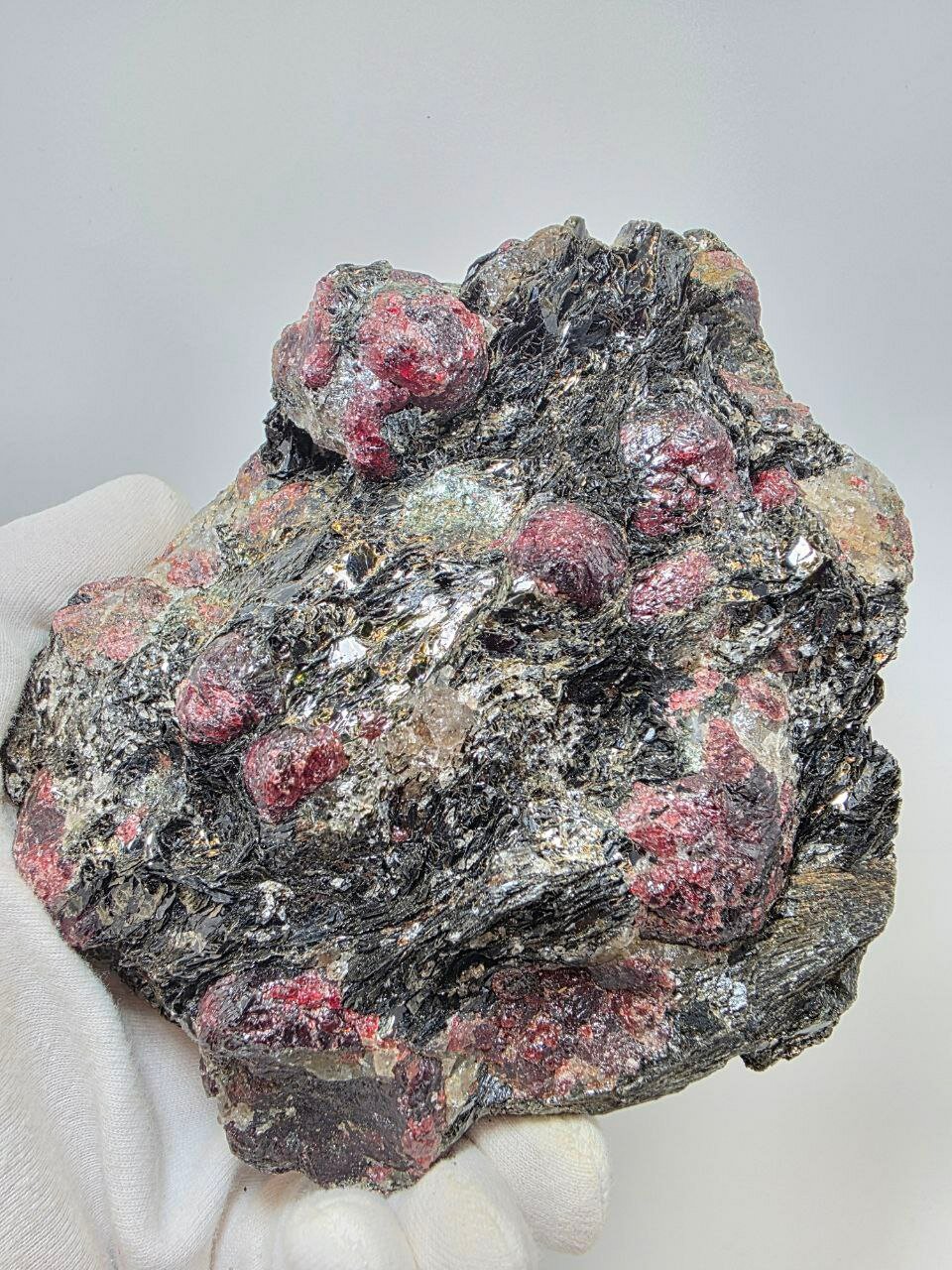 Гранат в амфиболите 160 мм, 1845 г .