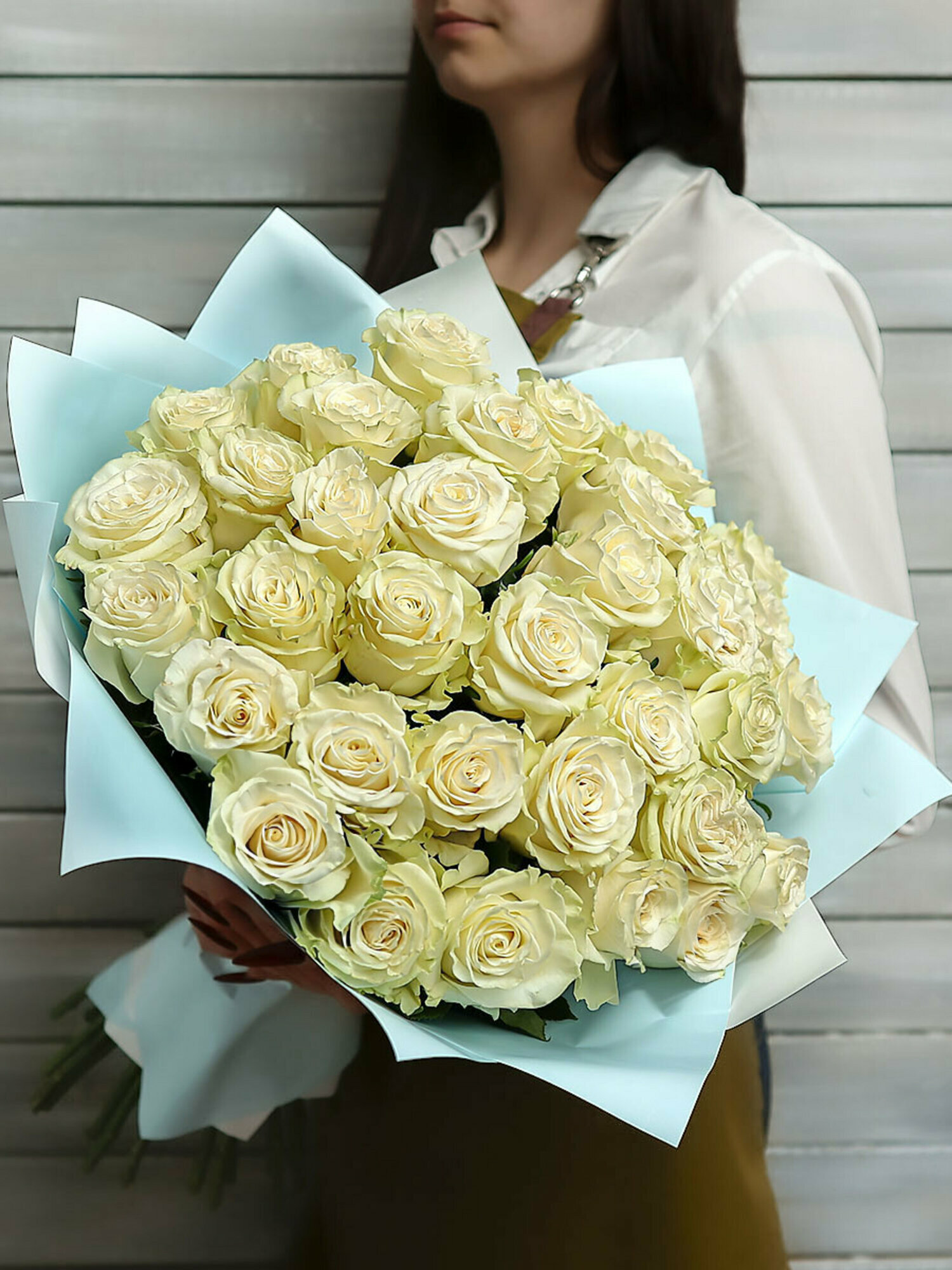 Букет Букет Маркет, розы Эквадор, 60см, 37шт, белый, оберточная бумага