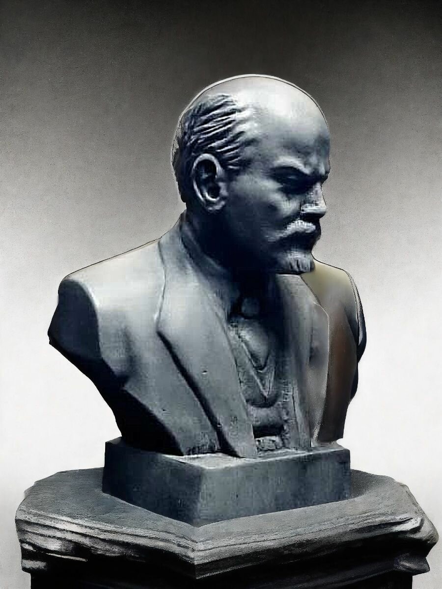 Бюст Ленина в костюме тройке из камня. Высота 60мм. Патина. Высокая детализация. Тяжелый и холодный