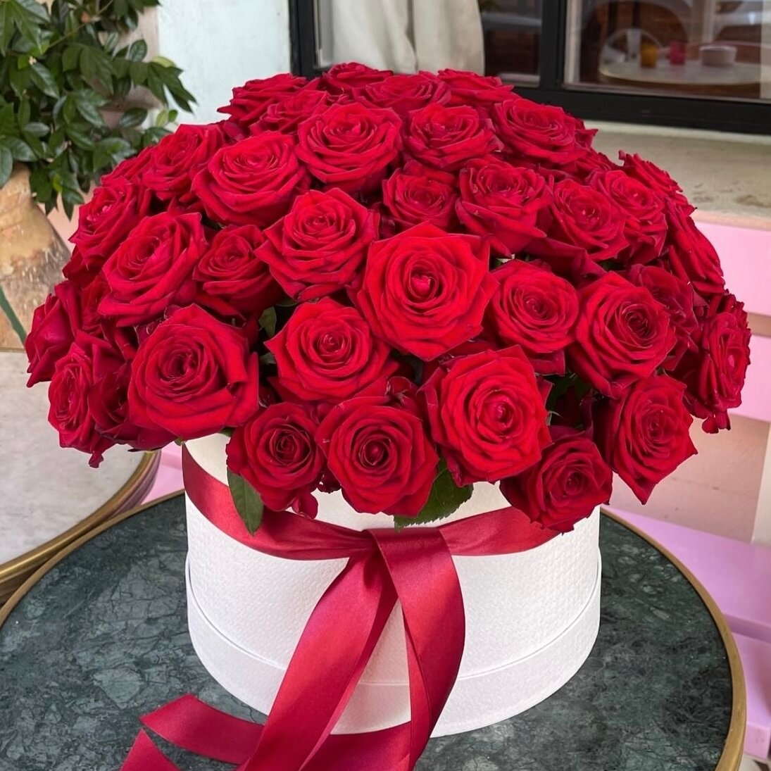 Букет из красных роз 55 шт в шляпной коробке, красивый букет цветов, шикарный, премиум цветы, премиум букет