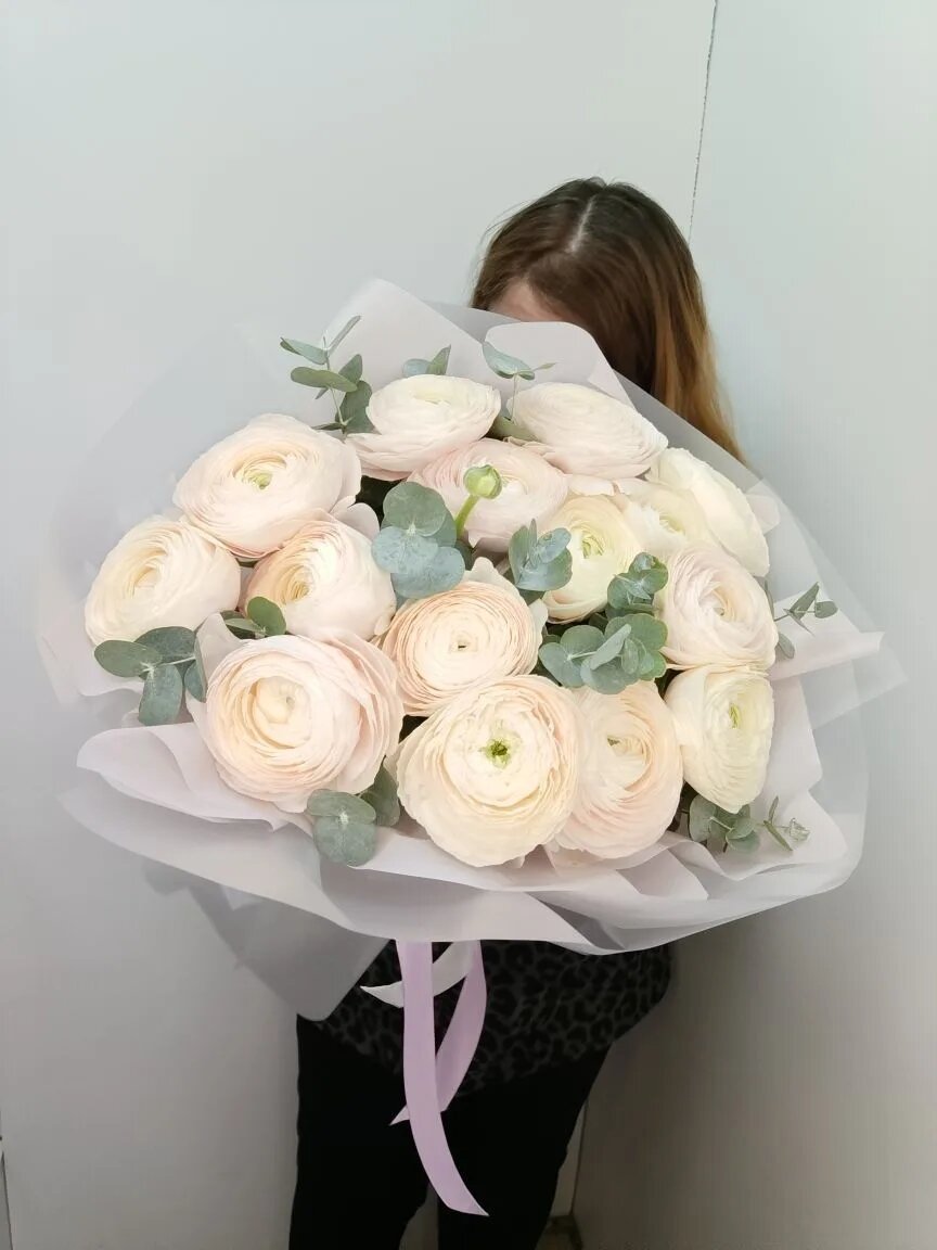 Букет ранункулюсов и эвкалипта от бренда, шикарный стиль, для всех поводов